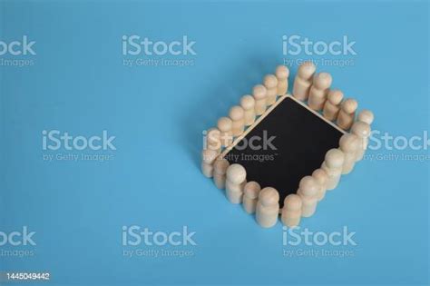 함께 서 있는 인물들의 나무 사람들 비즈니스 서클 비즈니스 협력 브레인 스토밍 토론 및 분석 및 비즈니스 전략 개념 계획 개념에