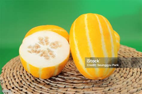 한국인이 즐겨 먹는 맛있고 잘 익은 노란색 과일 오리엔탈 멜론 가까운에 대한 스톡 사진 및 기타 이미지 가까운 감귤 건강한 식생활 Istock