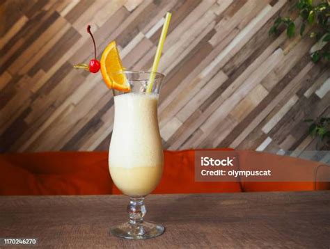밀크 폼 오렌지 슬라이스 짚을 곁들인 알코올 또는 무알코올 칵테일 과일에 대한 스톡 사진 및 기타 이미지 과일 노랑 달콤한 음식 Istock