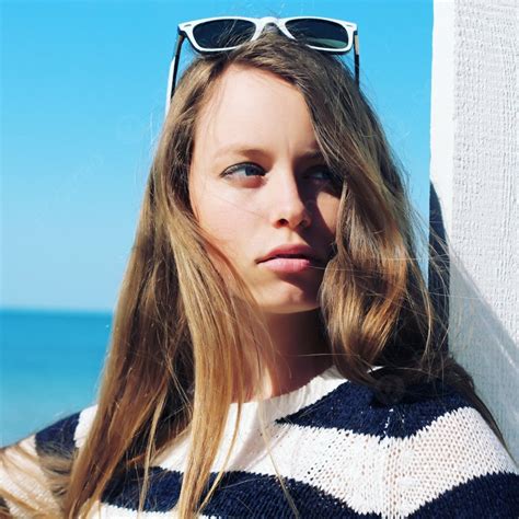 안경에 아름 다운 Hipster 여자의 초상화는 휴가에 여자를 닫습니다 사진 배경 및 무료 다운로드를위한 그림 Pngtree