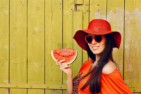 戴着太阳镜和红帽子的女孩