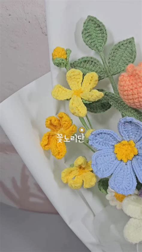 꽃노리단 뜨개인형 뜨개꽃 오랜만에 대형꽃다발 💐 플로리스트 작가님이 직접 디자인해주셨어요 작품명 파스텔 마카롱 대형 옆에 명함이 어찌나 작아보이던지