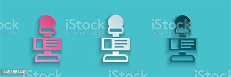 파란색 배경에 격리된 용지 절단 마이크 아이콘입니다 공기 라디오 마이크 마이크에 스피커 기호입니다 종이 아트 스타일 벡터 3차원 형태에 대한 스톡 벡터 아트 및 기타 이미지