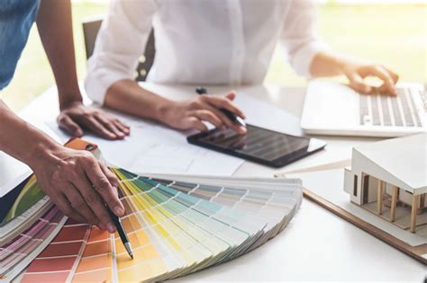 2 인테리어 디자인 또는 아키텍처 선택 혁신 및 기술 개념에 대 한 작업 도구와 색상 견본 컬러 차트 색상 샘플 드로잉의 프로젝트에 일에 그래픽 디자이너 Cmyk에 대한