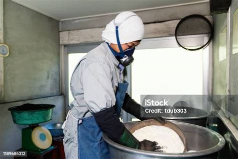 불꽃놀이 제조 공정의 일환으로 화학 물질을 혼합하는 남자 공예에 대한 스톡 사진 및 기타 이미지 공예 공장 산업 건물 남성 Istock