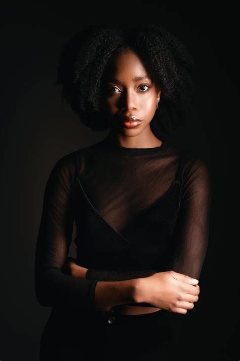 강한 존재감 검은 색 패션 검은 옷 고전적인 우아함 극적인 구성 글래머러스한 외모 대담한 표현 독창적 인 조명 독특한 헤어스타일 럭셔리 초상화 런던