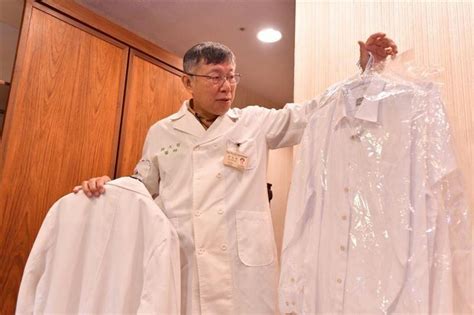 卸任倒數！柯文哲市長辦公室大掃除 穿回醫師袍笑稱「柯p回來了」~ 即時 ~ 2022 12 23 1407 ~ 責任編輯張麗娜