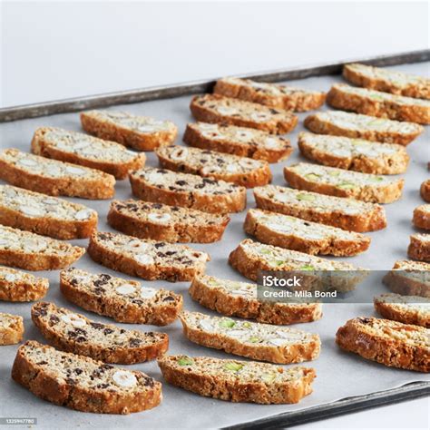 모듬 비스코티 칸투치 비스킷 이탈리아 디저트 쿠키 클로즈업 선택적 초점 복사 공간 홈메이드 베이커리 제과 컨셉 0명에 대한 스톡 사진 및 기타 이미지 Istock