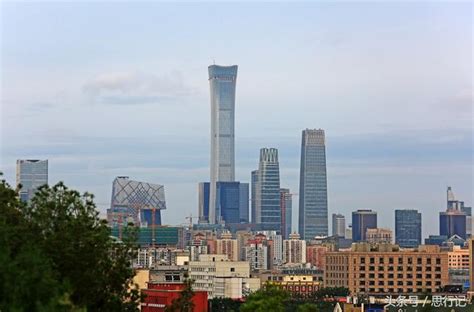 景山看北京第一高樓中國尊，528米高的摩天大樓，可抗8級地震 每日頭條