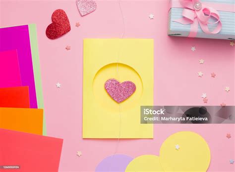 해피 발렌타인 데이 Diy 엽서 단계별 3단계 외부로부터 잘라낸 원 위에 스레드가 있는 오브젝트를 배치합니다 Diy에 대한 스톡