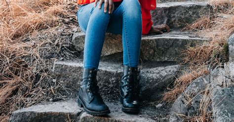 집 밖의 가을 가을 패션 가을 패션 현장 가죽 갈색 잔디 검정 부츠 계단 단풍 돌 질감 돌계단 레저 무릎에 손을 대다 부츠 부츠 스타일 빨간색