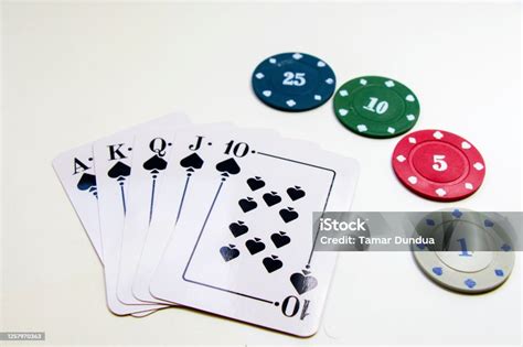 로얄 플러시 포커와 블랙 잭 카드와 칩 에 화이트 배경 스튜디오 촬영 0명에 대한 스톡 사진 및 기타 이미지 0명 Championship 가능성 Istock