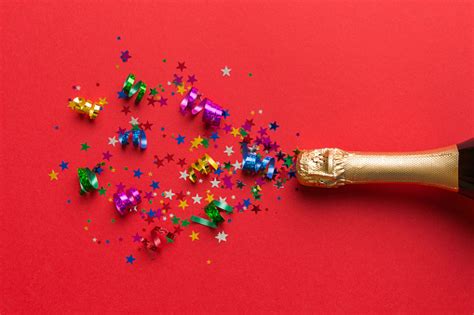 샴페인 병과 색상 배경에 텍스트를위한 공간 창조적 인 평면 평신도 구성 화려한 파티 스트리머와 샴페인 병 휴일 또는 크리스마스 개념 개념에 대한 스톡 사진 및 기타 이미지