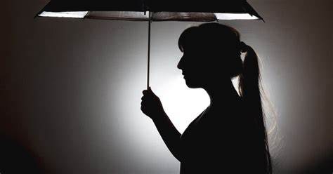 비 맞는 50대男 우산 씌워줬더니…허리 만지며 ‘성추행