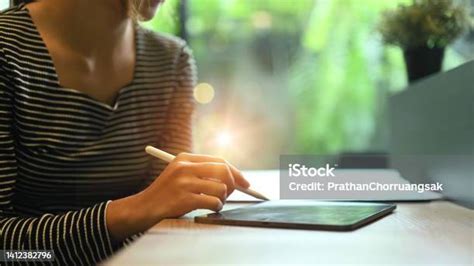 스타일러스 펜을 들고 사무실 책상에서 디지털 태블릿으로 작업하는 젊은 창조적 인 여성 20 24세에 대한 스톡 사진 및 기타 이미지 20 24세 검사 보기 경영자