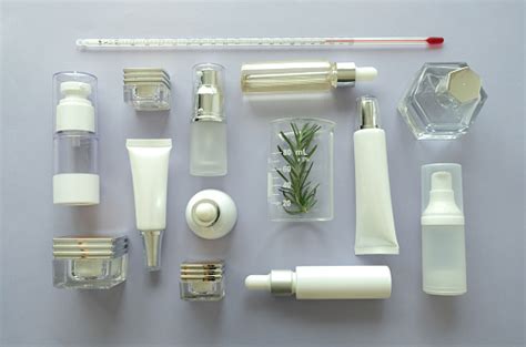 화장품 포장 보라색 바탕에 설정합니다 스킨케어 크림 세럼 오일의 그룹입니다 얼굴 아름다움 화장품 스파 제품입니다 녹색 잎 및 실험실 과학 자연 화장품 개념 피부 치료