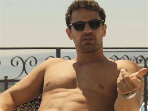 Theo James Revela Que Gravou Nu Frontal Mais Explícito Para The White