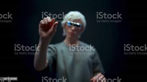 보이지 않는 데이터 근접 촬영을 검사하는 디지털 안경 남자 하이테크 과학 개념 메타버스에 대한 스톡 사진 및 기타 이미지