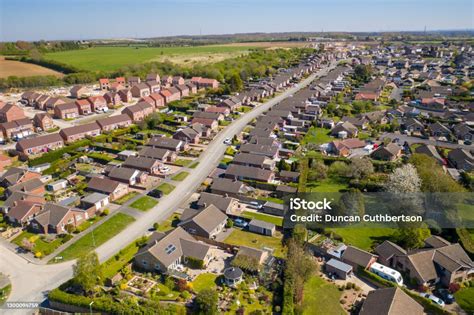 영국 리즈 웨스트 요크셔에 있는 Kippax 마을의 항공 사진은 하늘에 하얀 무성한 구름이 있는 아름다운 화창한 여름날에 주거용