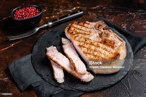 구운 Bbq 돼지 고기 찹 또는 T 본 고기 스테이크를 보드에 얇게 썬다 어두운 배경 상위 뷰 돼지고기에 대한 스톡 사진 및 기타 이미지 Istock