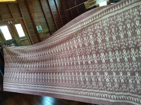 ผ้าไหมทอมือ ผ้าไหมสุรินทร์ ผ้าคลุมไหล่ สินค้า Otop ของดีอำเภอปราสาท ไหมนุ่ม สุรินทร์