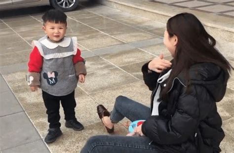 “不靠谱小姨”带娃火了！网友：缺不缺小姨夫？小姨扭扭车绳子新浪新闻