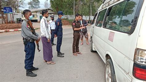 လင်းခေးမြို့အဝင်အထွက်ဂိတ်တွင် ခရီးသွားပြည်သူများအား နိုင်ငံသားစိစစ်ရေးကတ်ပြားများ ပါ မပါ စစ်ဆေးခ