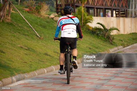 태국 여자와 태국 남자 조깅 실행 과 자전거 자전거 에 거리 거리에 대한 스톡 사진 및 기타 이미지 거리 건강한 생활방식 경쟁 Istock