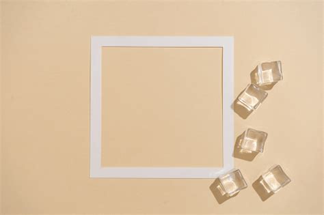 모래 파스텔 색상 배경에 얼음 조각과 그림자와 여름 날 장면입니다 0명에 대한 스톡 사진 및 기타 이미지 0명 각얼음 개념 Istock