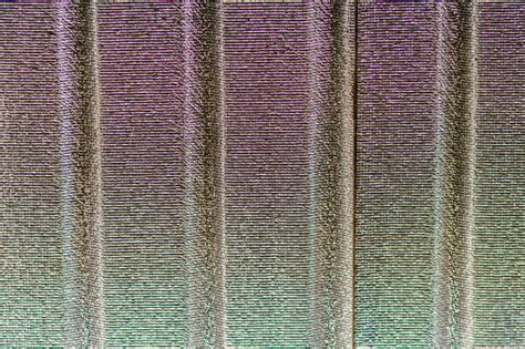 지붕 단 열 거친 주름 호 텍스처 실버 천장에 설치 하는 절연 시트 배경을 닫습니다 실버 호 일 지붕 집 천장에 열 보호를 위한 절연 제 0명에 대한 스톡 사진 및 기타