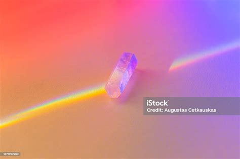 베이지 색 배경에 다채로운 빛과 치유 차크라 크리스탈 명상 레이키 영적 치유 개념 차크라에 대한 스톡 사진 및 기타 이미지 차크라 주파수 0명 Istock