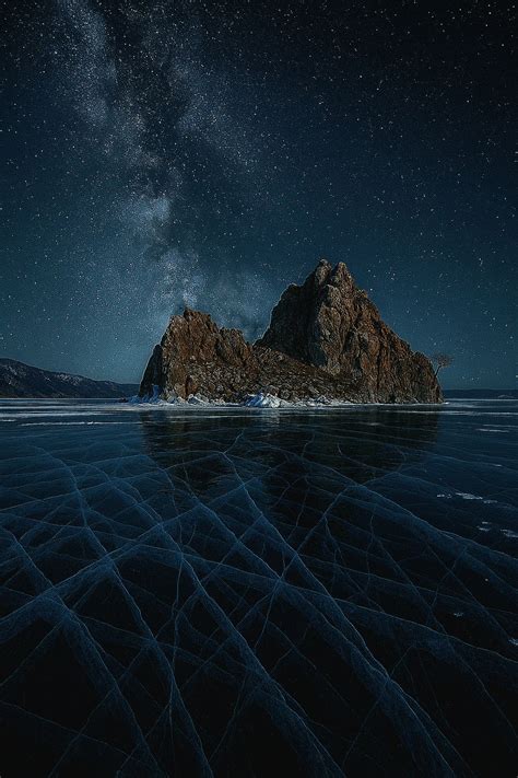 Han Su 은하수는 이제 어디에 숨었을까 어릴 적 여름밤 시골 마당에 돗자리를 펴고 누우면 하늘엔 별이 가득했다 까만 밤하늘을 가로지르는 은하수는 마치 누군가