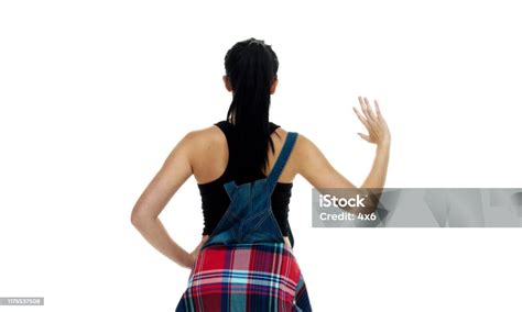 전체 길이1 인후면뒤 1819세 성인 아름 다운 흑발긴 머리포니테일 코 카 서 스 여성젊은 여성 앞서 흰색 배경 착용 턱받이 바지 를 입고 행복쾌활 하 고 인사 18 19