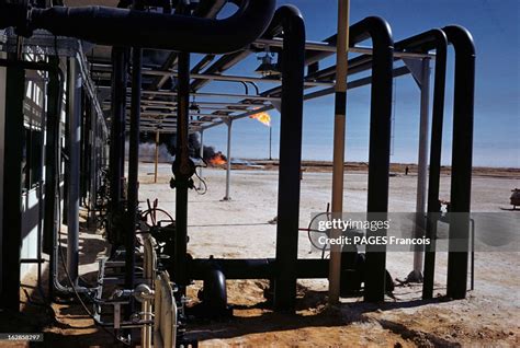 The Oil Deposit Of Hassi Messaoud En Algérie En 1962 Des Circuits