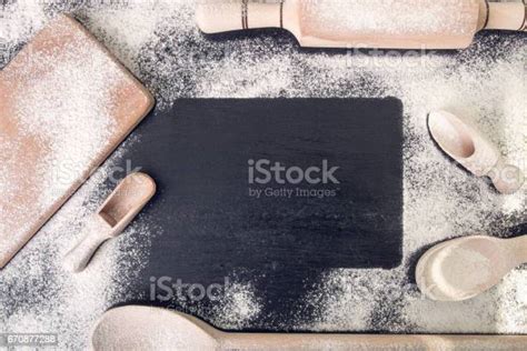 기구 주위 공간을 복사 하 고 검은 배경에 밀가루 최고의 볼 수 있습니다 프레임입니다 굴리기에 대한 스톡 사진 및 기타 이미지 Istock