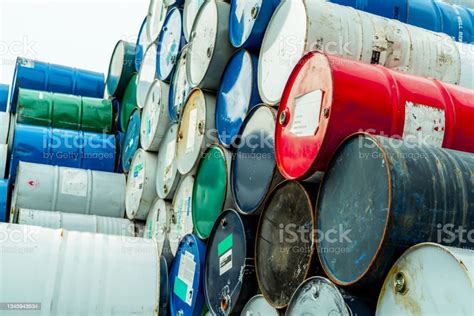 인화성 액체 경고 라벨이 있는 오래된 화학 배럴 강철 오일 탱크 금속 탱크의 독성 폐기물 유해 화학 배럴 공장의 위험 폐기물 저장 화학 배럴 스택 유가 산업에 대한 스톡