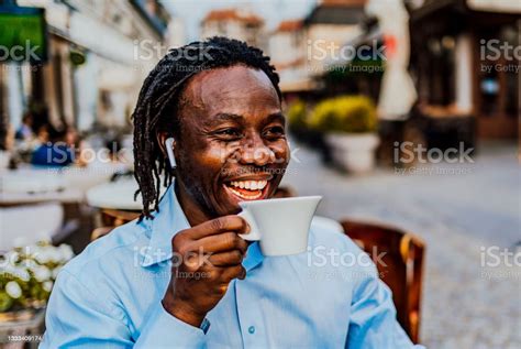 커피 한 잔과 함께 앉아 미소 짓는 아프리카계 미국인 남자 고객에 대한 스톡 사진 및 기타 이미지 고객 긍정적인 감정 표현 남자 Istock