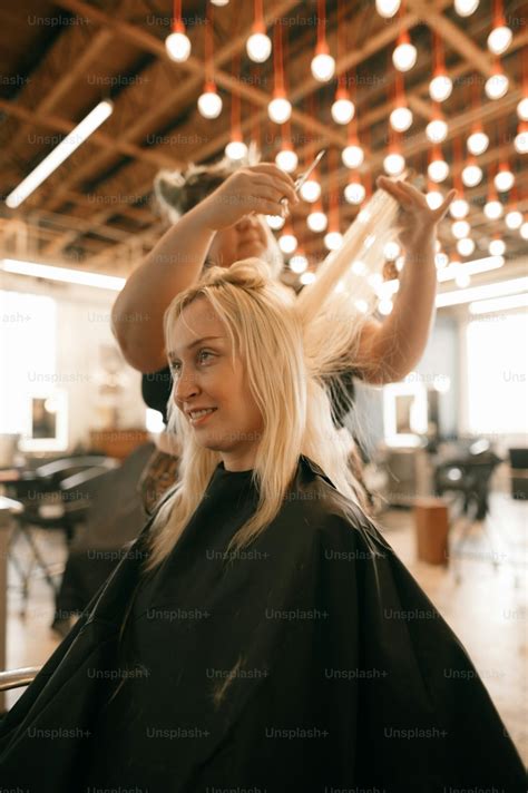 미용실에서 머리를 자르는 여자 사진 Unsplash의 미용사 이미지