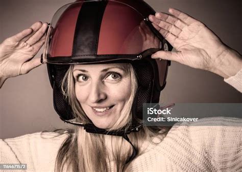 회색 배경 위에 새로운 빨간 오토바이 안전 헬멧을 착용 하 고 서 모터 레이스에 대 한 준비 금발 머리와 유럽 여자 라이더의 초상화 금발 머리에 대한 스톡 사진 및 기타