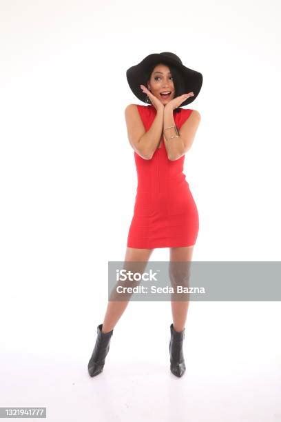흰색 배경 앞에서 이브닝 드레스와 모자를 입은 젊은 아름다운 여성 20 29세에 대한 스톡 사진 및 기타 이미지 20 29세 25 29세 30 34세 Istock
