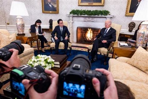 訪米 ホワイトハウスの大統領執務室でバイデン米大：岸田文雄元首相 写真特集：時事ドットコム