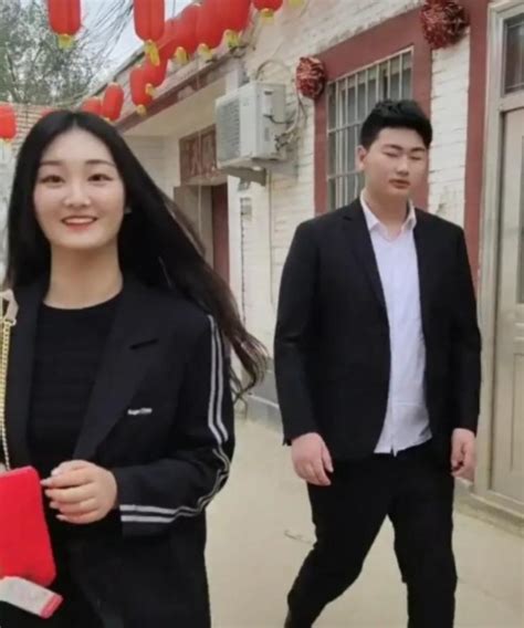 大衣哥兒子遊手好閒，夫妻關係已鬧僵，兒媳直播稱沒拿公公一分錢 壹讀