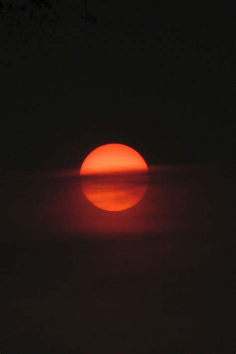 검은 표면에 주황색 둥근 공 사진 Unsplash의 무료 지구 이미지