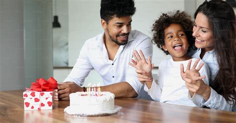 부엌에서 집에서 함께 생일을 축하하는 행복한 가족 사진 Unsplash의 초 이미지