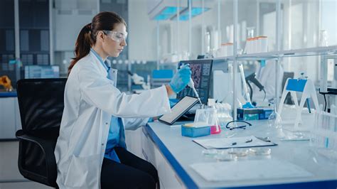 현대 의학 연구 실험실 마이크로 파이펫으로 작업 하는 여성 과학자 테스트 샘플 분석을 위해 디지털 태블릿을 사용 하 여 의학 생명 공학 개발을위한 고급 과학 연구소 25