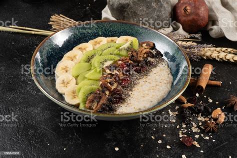 치아 씨앗 바나나 키위 호두 말린 크랜베리가 있는 오트밀 과일 견과류 말린 과일과 함께 시리얼 죽의 고전적인 아침 따뜻한 건강한 아침 식사 0명에 대한 스톡 사진 및 기타