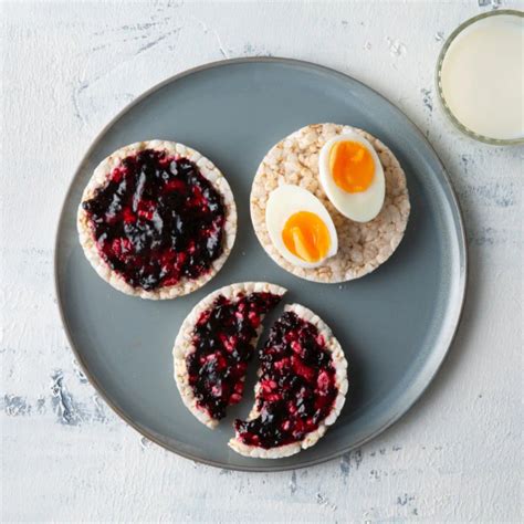 Rijstwafel Met Ei En Jam En Een Glas Melk Jumbo