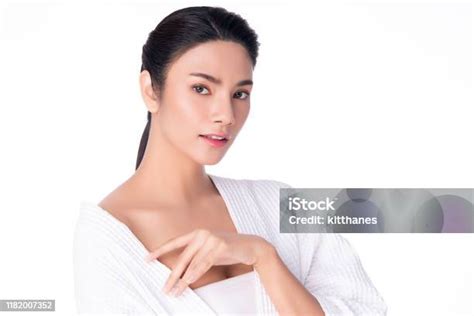 깨끗하고 신선한 피부 행복과 명랑 흰색 배경에 고립 된 부드러운 뺨 미소를 만지는 아름다운 젊은 아시아 여성 아름다움과 화장품 개념 건강관리와 의술에 대한 스톡 사진 및