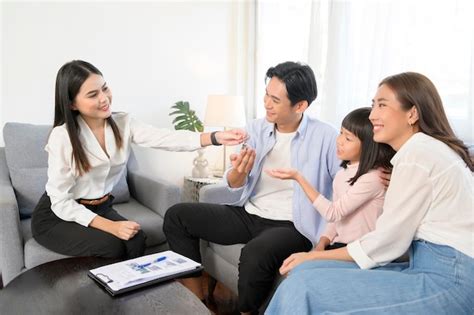 Premium Photo Female Real Estate Agent Explaining About The House