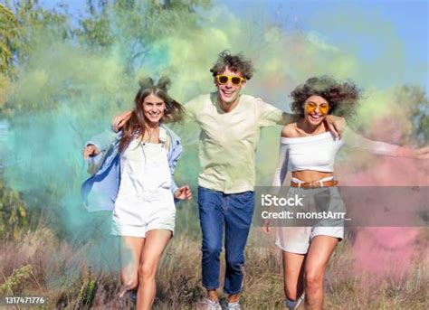 여러 가지 빛깔의 연기 폭탄으로 공원에서 즐거운 시간을 보내는 행복한 친구 Film Festival에 대한 스톡 사진 및 기타 이미지 Film Festival 공원